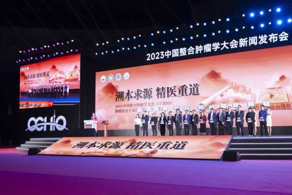 樊代明院士为陆伟书记、郝继辉院长颁授“溯本求源 精医重道”科普行动传递物